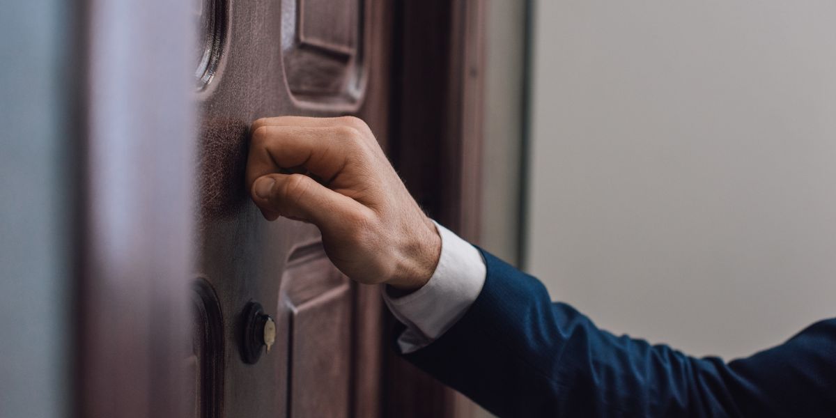 Knocking on Window Spiritual Meaning (Unknown Facts) Knocking on Window Spiritual Meaning (Unknown Facts)